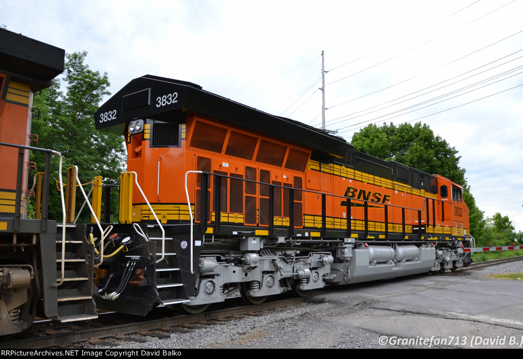 BNSF 3832